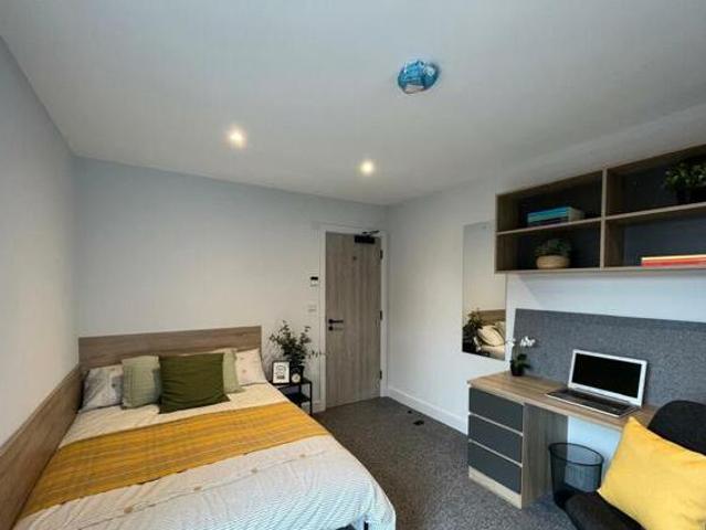 Flat 17, Room,commercial Point, 1 Bedroom House