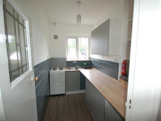 Flat 18 Weoley Court, B29 6NH 2 bed flat to rent £1,050 pcm £242 pw