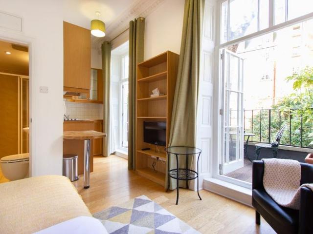 Flat 10 Cartwright Gardens, Bloomsbury WC1H 9EH