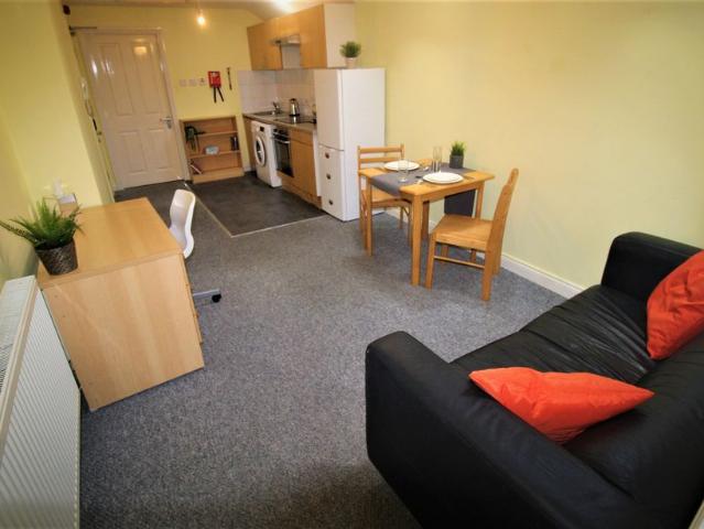Flat 10, 221 Woodhouse Street, LS6 2UZ, Leeds