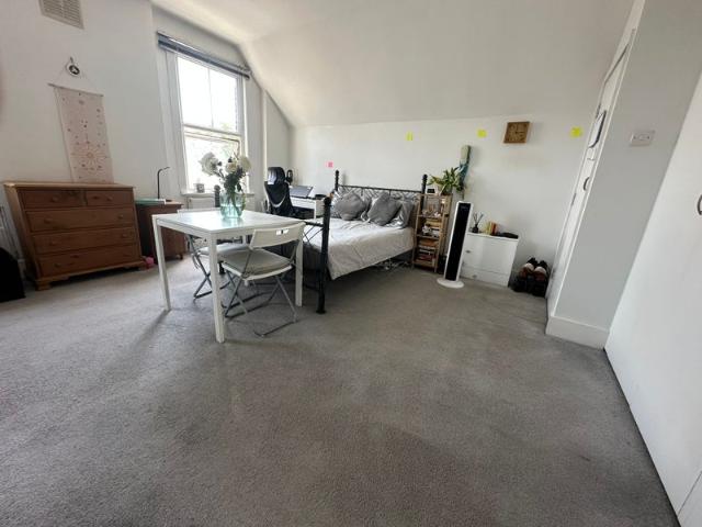 Flat 10, 34 Madeley Road