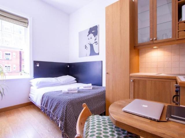 Flat 12 Cartwright Gardens, Bloomsbury WC1H 9EH