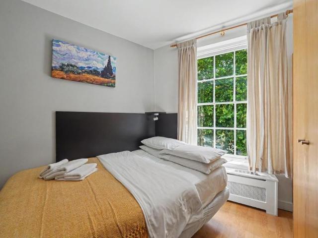 Flat 12 Cartwright Gardens, Bloomsbury WC1H 9EH