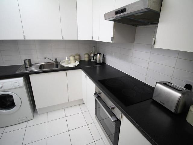 Flat 1T, 13 Kelso Road, Leeds, LS2 9PR 3 bed flat to rent £1,420 pcm £328 pw