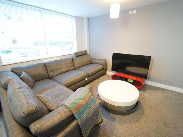 Flat 1, 10 Middle Street, Beeston. 7 bed flat to rent £4,398 pcm £1,015 pw