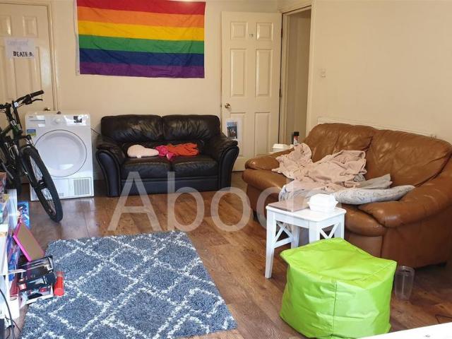 Flat 1 156 Otley Road, Oakwood. 2 bed flat to rent £1,023 pcm £236 pw