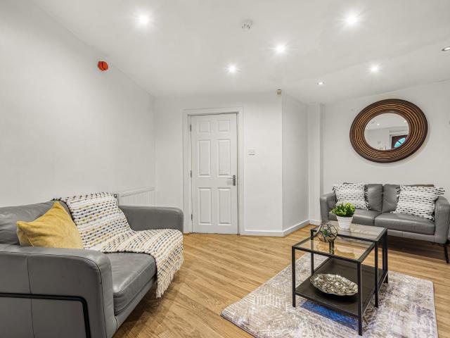 Flat 1, 15 HYDE PARK TERRACE Leeds LS6 1BJ