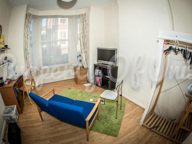 Flat 1, 18 Wellington Square, Lenton. 2 bed flat to rent £1,083 pcm £250 pw