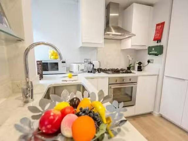 flat 1, 19 21 Basing St London W11 1EW