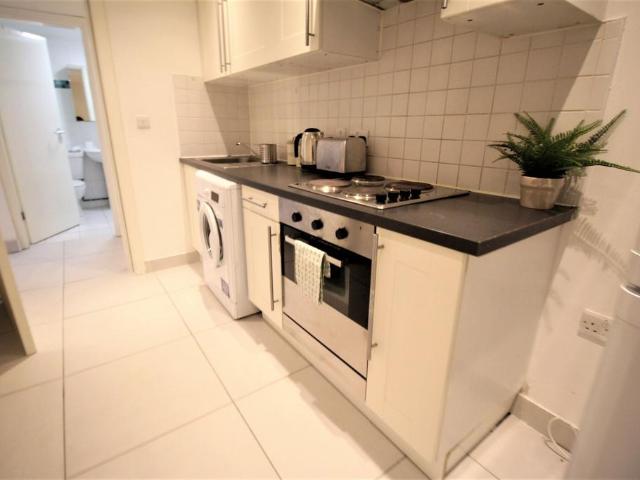 Flat 1, 55 Clarendon Road, LS2 9NZ 3 bed flat to rent £1,621 pcm £374 pw