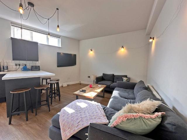 Flat 1, 72 Lower Parliament Street 5 bed flat to rent £3,467 pcm £800 pw