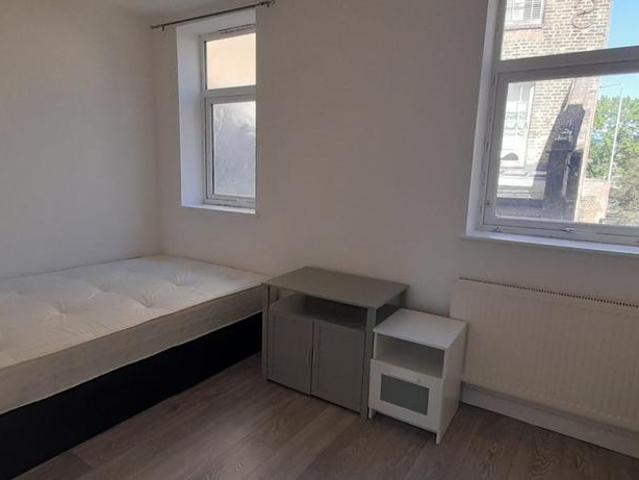 Flat 1, 9a West India Dock Road, E14 1 bed flat to rent £1,800 pcm £415 pw