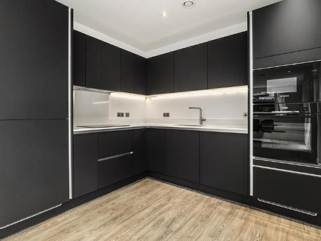 Flat 1, Boyle Court, 70, Clovelly. 4 bed flat to rent £3,200 pcm £738 pw