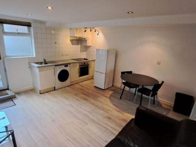 Flat 1, Brudenell Road, Hyde Park, Leeds, LS6 1JD