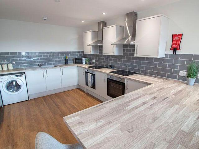 Flat 1, Halifax House, Nottingham. 8 bed flat to rent £4,160 pcm £960 pw