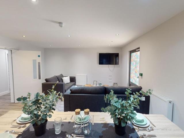 Flat 1, Hyson House, 1 Terrace. 7 bed flat to rent £3,792 pcm £875 pw