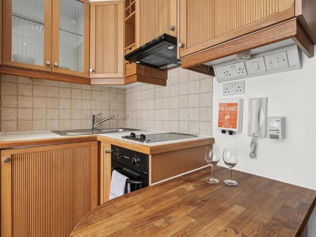 Flat 27 Cartwright Gardens, Bloomsbury WC1H 9EH
