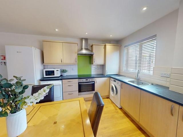 Flat 27 Royal Victoria Court, Gamble. 2 bed ground floor flat to rent £1,343 pcm £310 pw