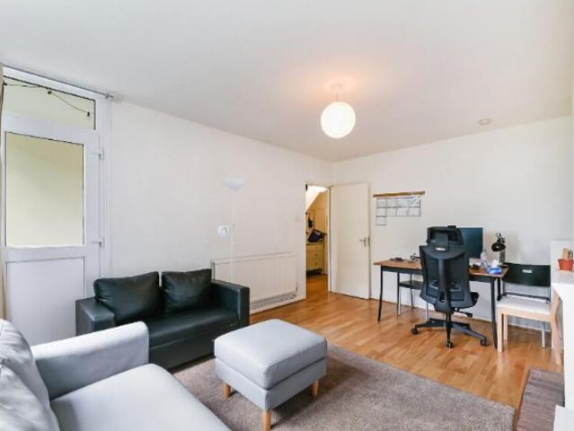 Flat 20, Bowley House, Dickens Estate. 3 bed apartment to rent £3,000 pcm £692 pw