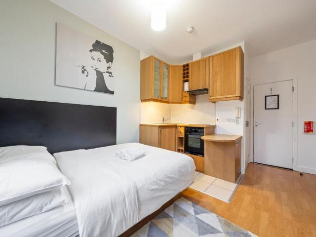 Flat 20 Cartwright Gardens, Bloomsbury WC1H 9EH