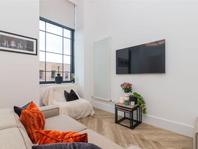 Flat 2/10, 1 Normal Avenue