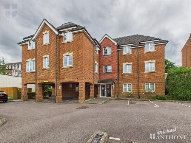 Fountain Court, Aylesbury Town Centre HP20, 2 bed flat to rent, £1,100 pcm | PrimeLocation
