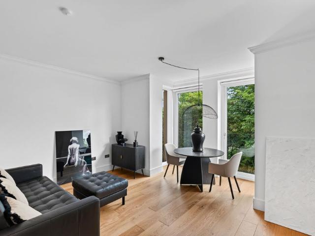 Flat 2/1, 15 Park Quadrant