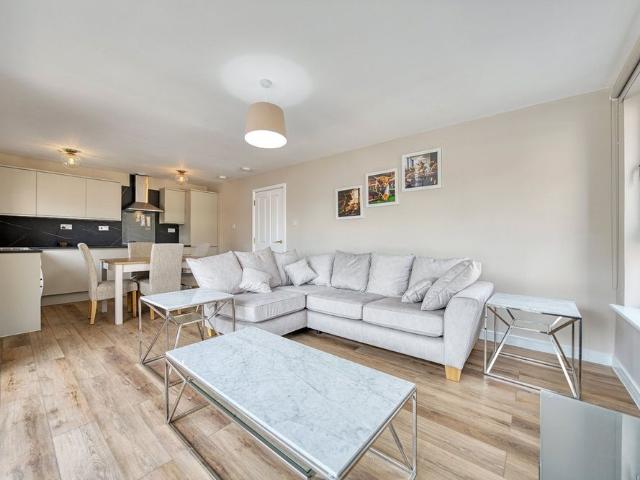 Flat 2/3, Regency Apartments, 220 Howard Street