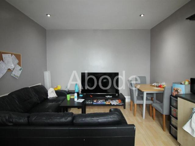 Flat 2 3a Victoria Terrace, Hyde. 3 bed flat to rent £1,781 pcm £411 pw