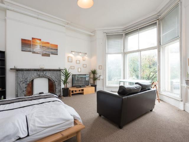 Flat 2, 16 Clarendon Road, LS2 9NN, Leeds