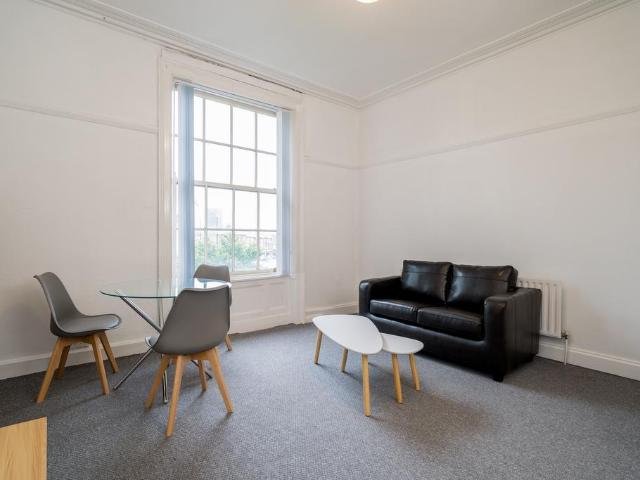 Flat 2, 1 Kingston Terrace, LS2 9BW 2 bed flat to rent £1,294 pcm £299 pw