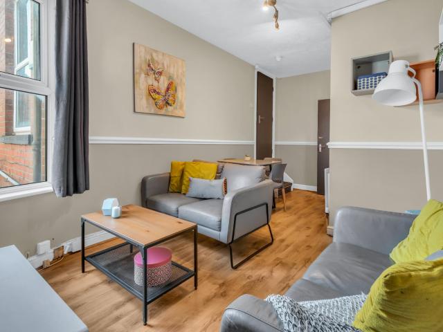 Flat 2, 207 HYDE PARK ROAD Leeds LS6 1AH