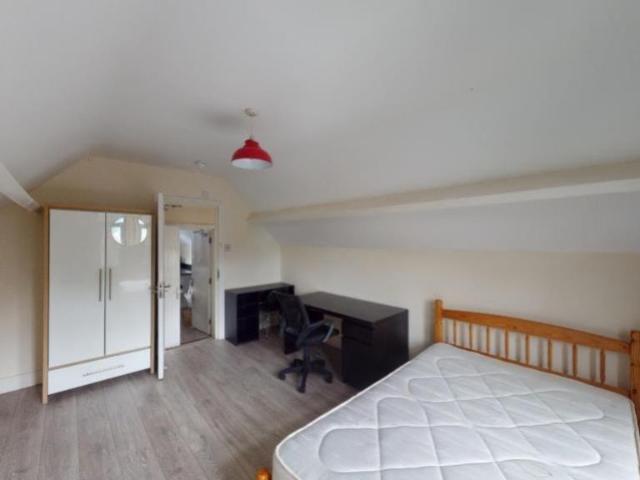 Flat 2, 238 Derby Road, Nottingham. 4 bed ground floor flat to rent £2,340 pcm £540 pw