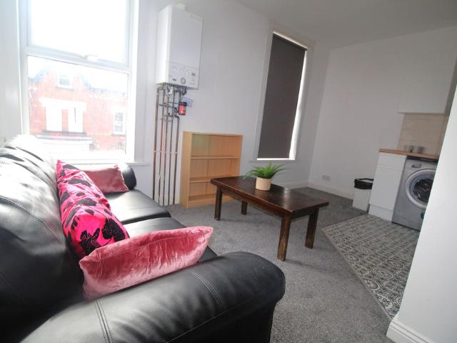 Flat 2, 23 Clarendon Place, LS2 9JN, Leeds