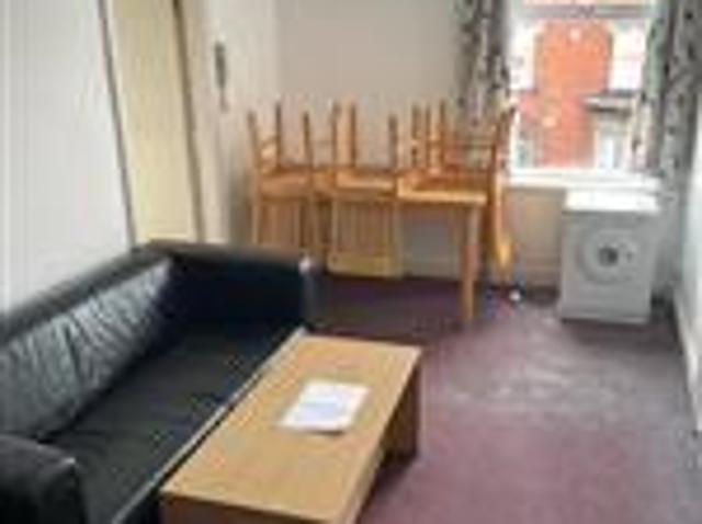 Flat 2, 25 Clarendon Place, LS2 9JY 3 bed flat to rent £1,421 pcm £328 pw