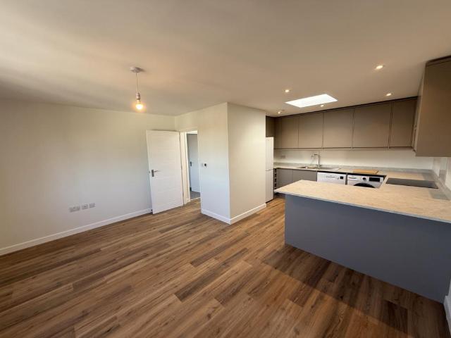 Flat 2 32 St Judes Road 2 bed flat to rent £1,700 pcm £392 pw