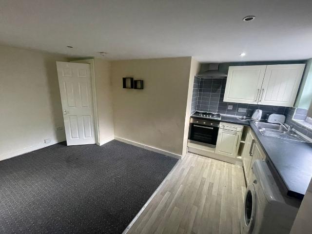 Flat 2, 341 Kirkstall Road LS4, 1 bed flat to rent, £669 pcm | PrimeLocation