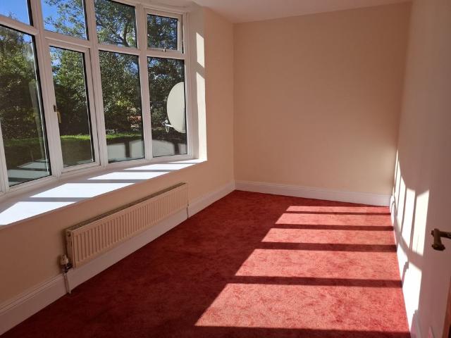 Flat 2, 7 Abbey Drive West