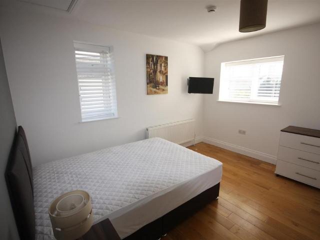 Flat 2, 73 Fisherton Street 4 bed apartment to rent £1,800 pcm £415 pw