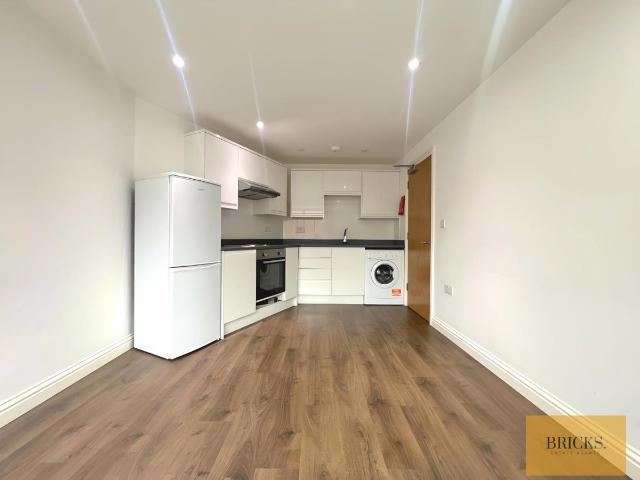 Flat 2, 74A High Street, Watford WD17, 1 bed flat to rent, £1,380 pcm | PrimeLocation