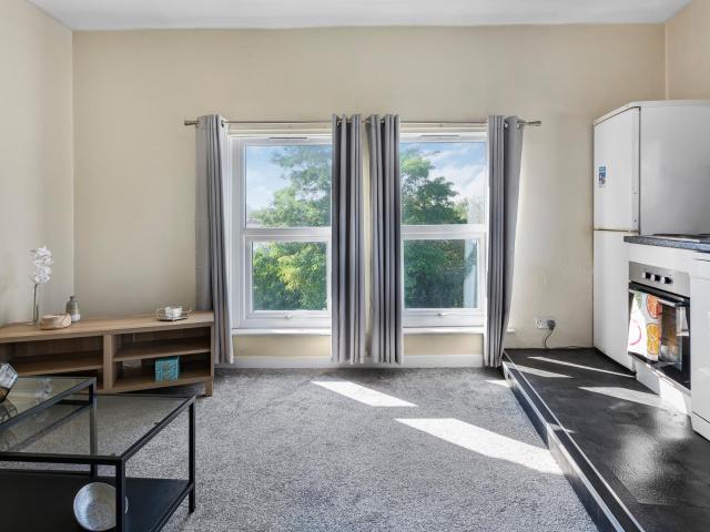 Flat 2, 90 BURLEY ROAD Leeds LS3 1JP