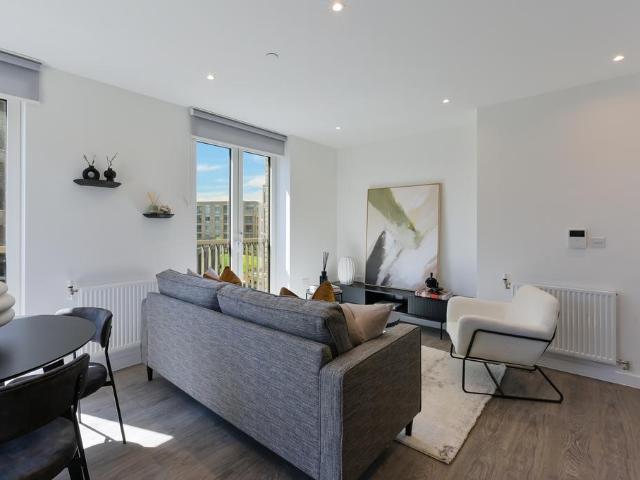 Flat 2, Andrewes House, 17, Wolff. 2 bed flat to rent £2,500 pcm £577 pw