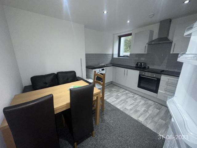Flat 2 Albany Road, CF24 3NT 3 bed flat to rent £1,650 pcm £381 pw
