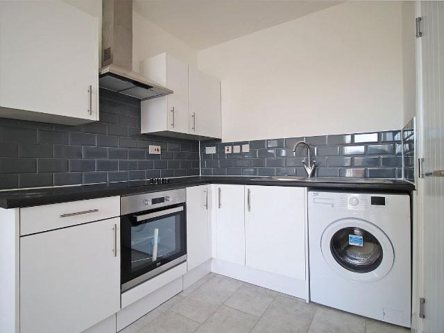 Flat 2 Ashburnham Road, Bedford MK40, 2 bed flat to rent, £900 pcm | PrimeLocation