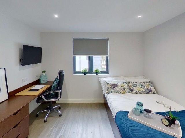 Flat 2, Hyson House, 1 Terrace. 8 bed flat to rent £4,333 pcm £1,000 pw