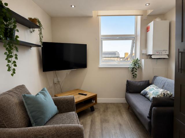 Flat 2B, Charnwood Grove NG2, 3 bed shared accommodation to rent, £1,690 pcm | PrimeLocation