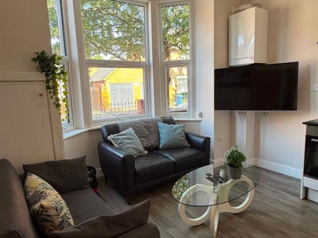Flat 2D, Charnwood Grove NG2, 4 bed shared accommodation to rent, £1,907 pcm | PrimeLocation