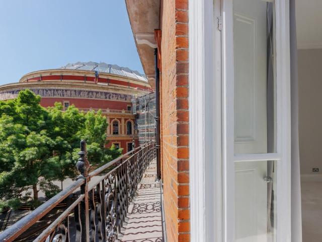 Albert Hall Mansions, London SW7 2 bed flat to rent £8,667 pcm £2,000 pw