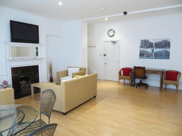 Flat 300 Fulham Palace Road, Fulham W6 9HH