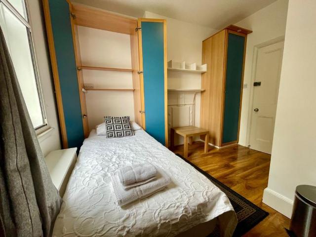 Flat 320 Fulham Palace Road, Fulham W6 9HH